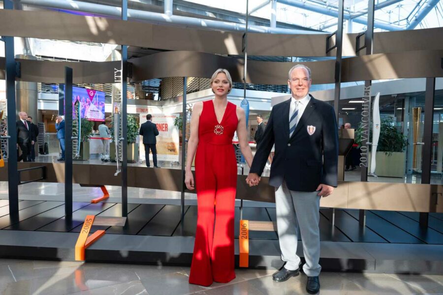 Albert II de Monaco main dans la main avec Charlène pour dévoiler sa ...