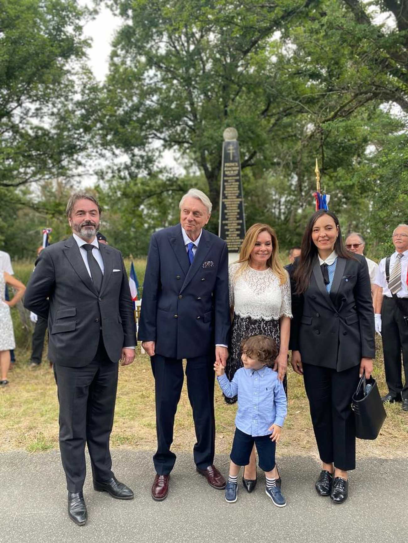 Hommage intergénérationnel des descendants du 7e prince Murat à Lingé