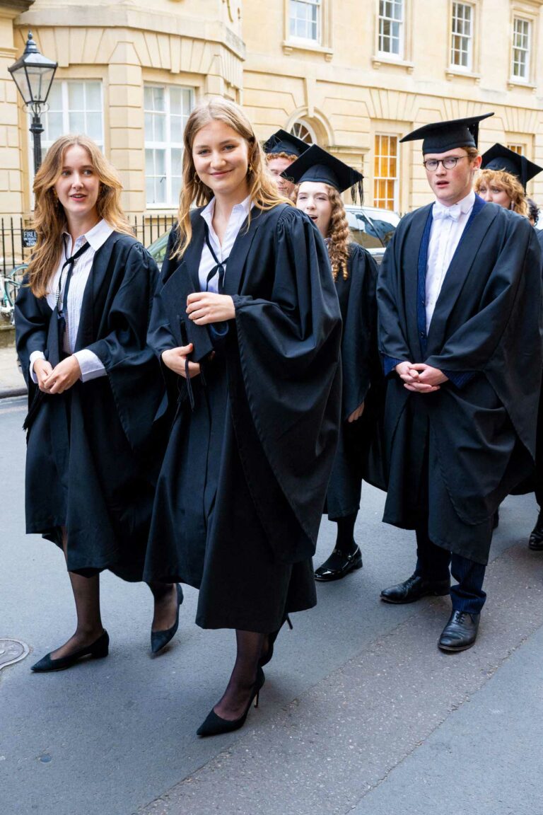 La princesse Élisabeth diplômée d'Oxford selon les traditions ...