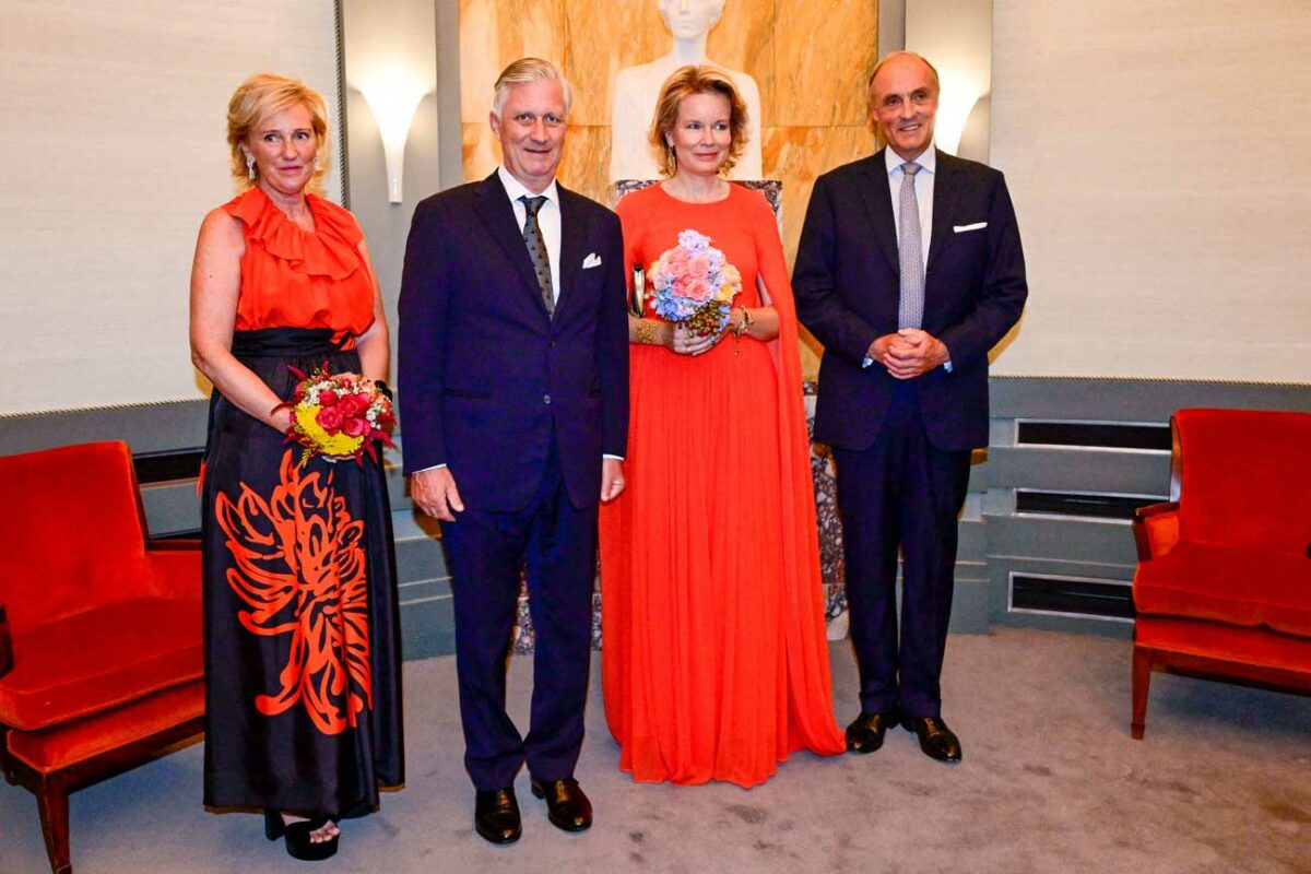 La reine Mathilde et la princesse Astrid en rouge et noir la veille de ...