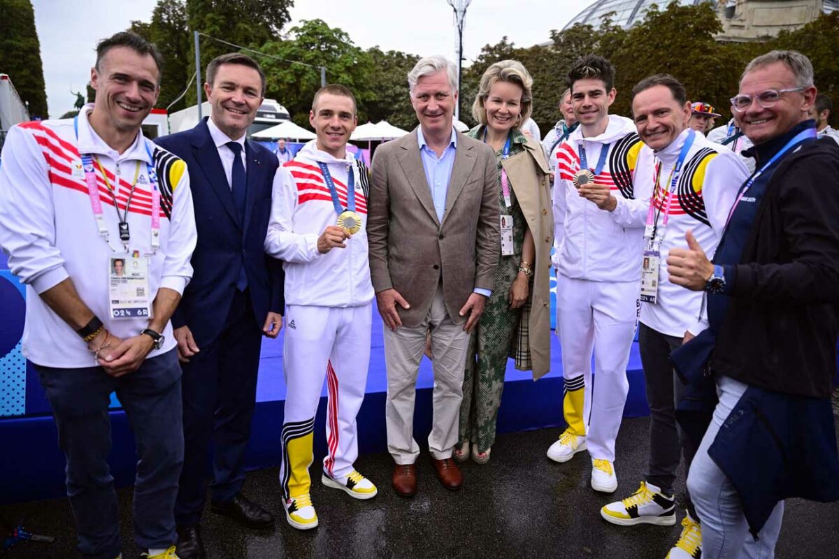 Le roi Philippe et la reine Mathilde auprès du premier médaillé d'or ...