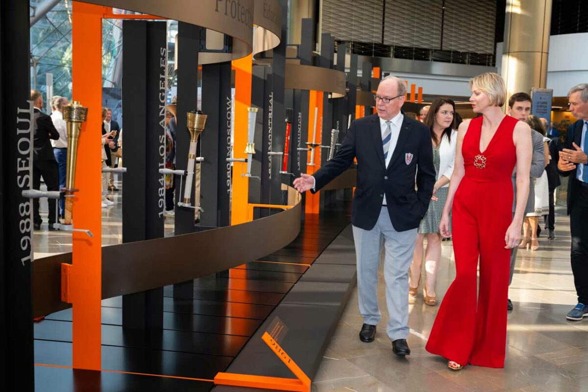 Albert II de Monaco main dans la main avec Charlène pour dévoiler sa ...