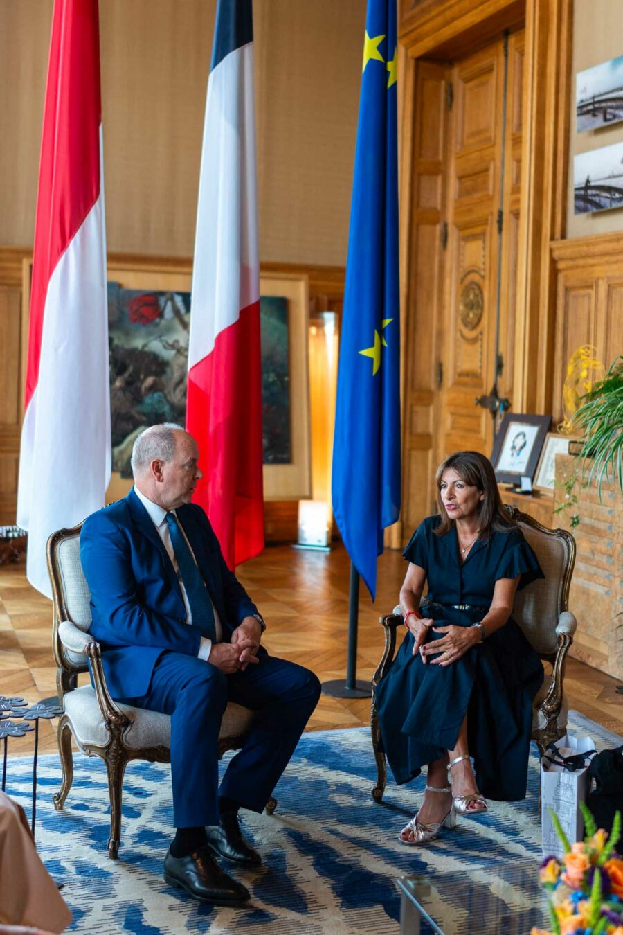 Le prince Albert II rencontre Zeus et Anne Hidalgo à l'Hôtel de Ville ...