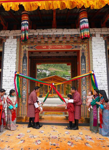 La famille royale du Bhoutan immortalisée au complet dans le parc ...