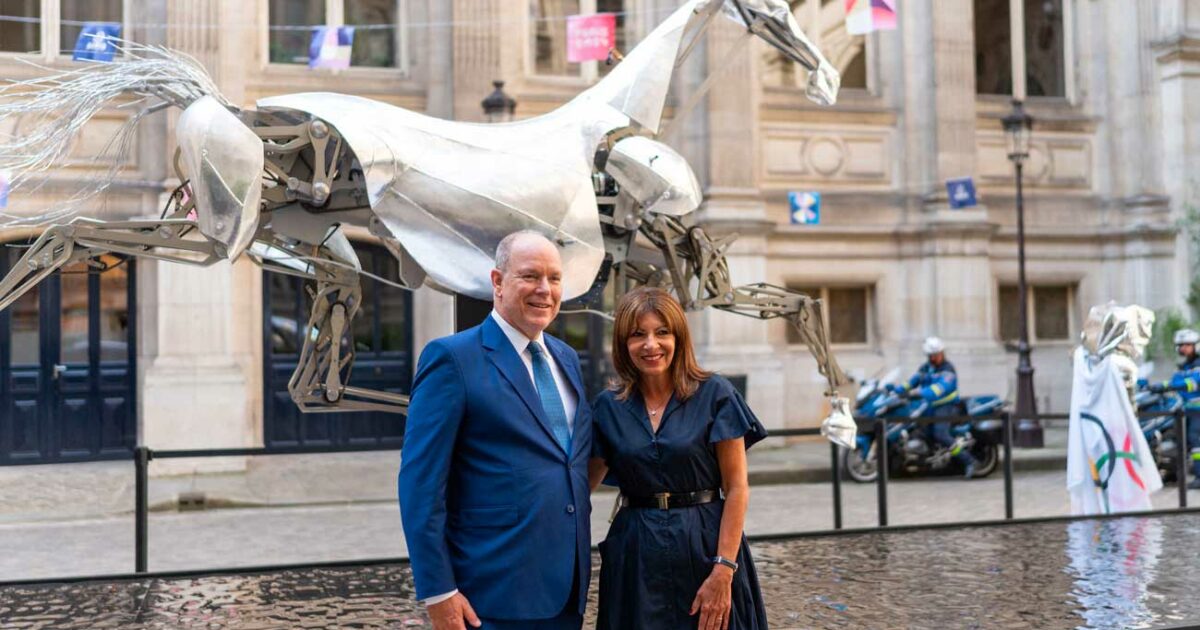 Le prince Albert II rencontre Zeus et Anne Hidalgo à l'Hôtel de Ville ...