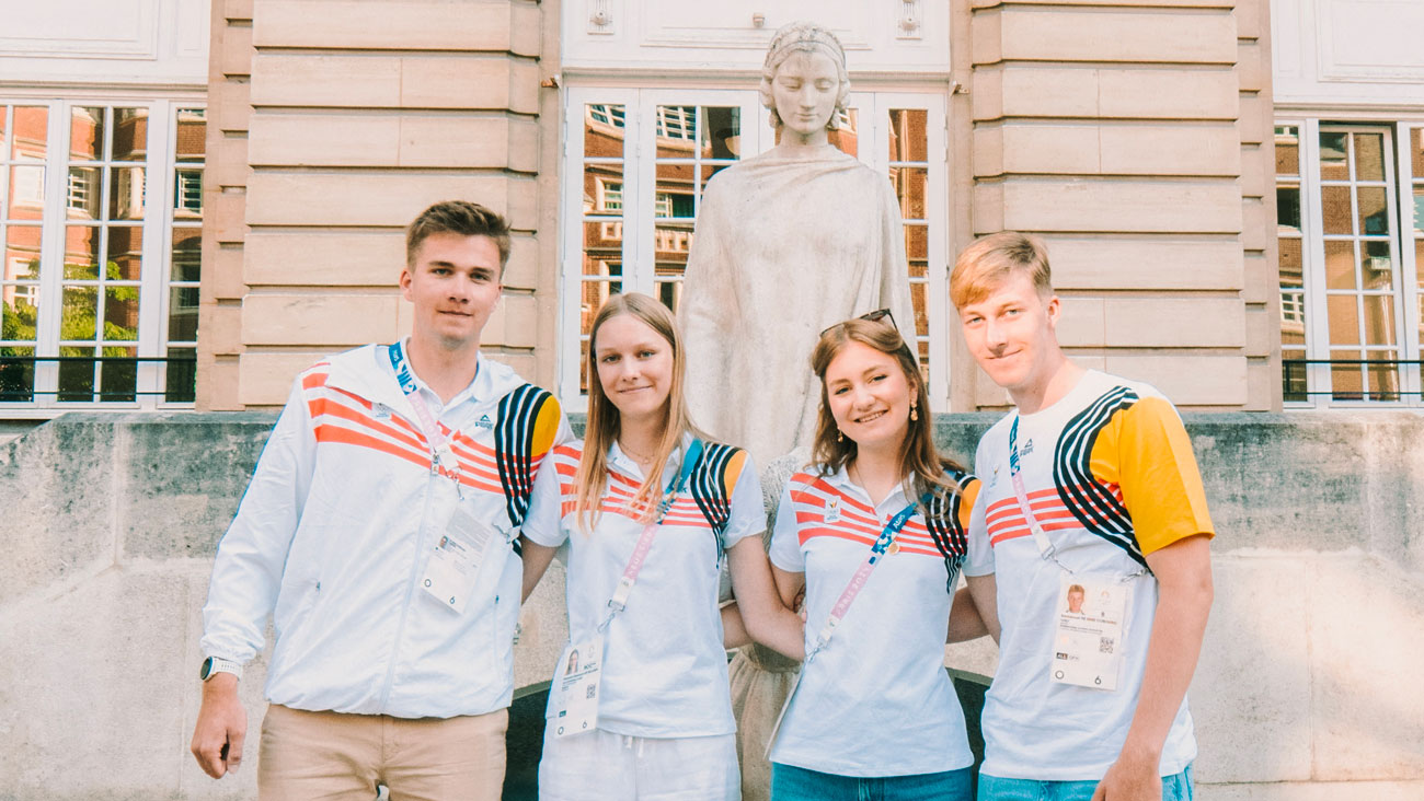 La princesse Élisabeth, ses frères et sa sœur posent devant la statue ...