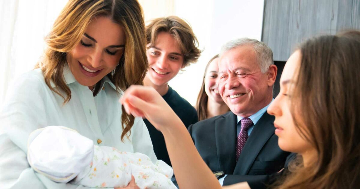 Le roi Abdallah II et la reine Rania : des grands-parents comblés à la maternité