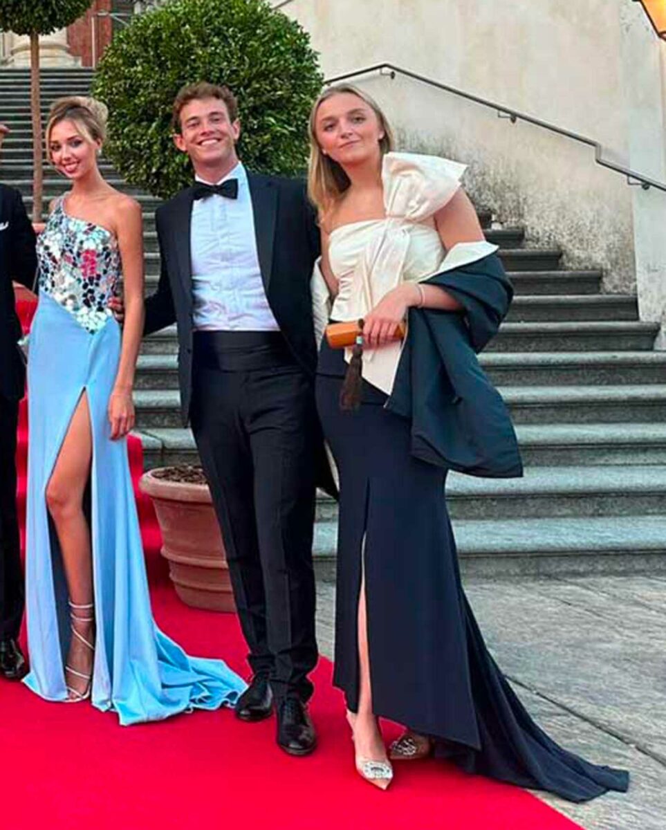 La princesse Louise glamour dans une robe iconique et symbolique de sa ...