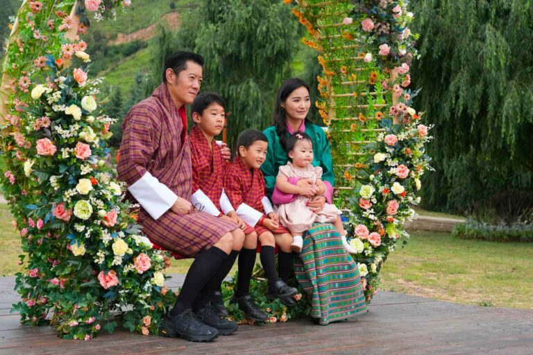La famille royale du Bhoutan immortalisée au complet dans le parc ...
