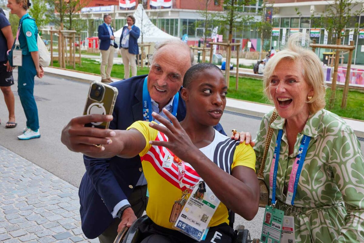 La princesse Astrid et le prince Lorenz visitent le Village ...