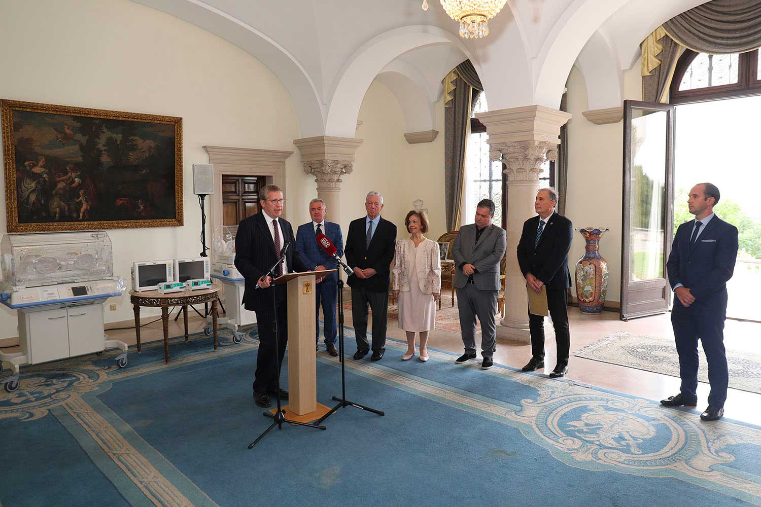 Alexander et Katherine de Serbie livrent des couveuses néonatales à ...