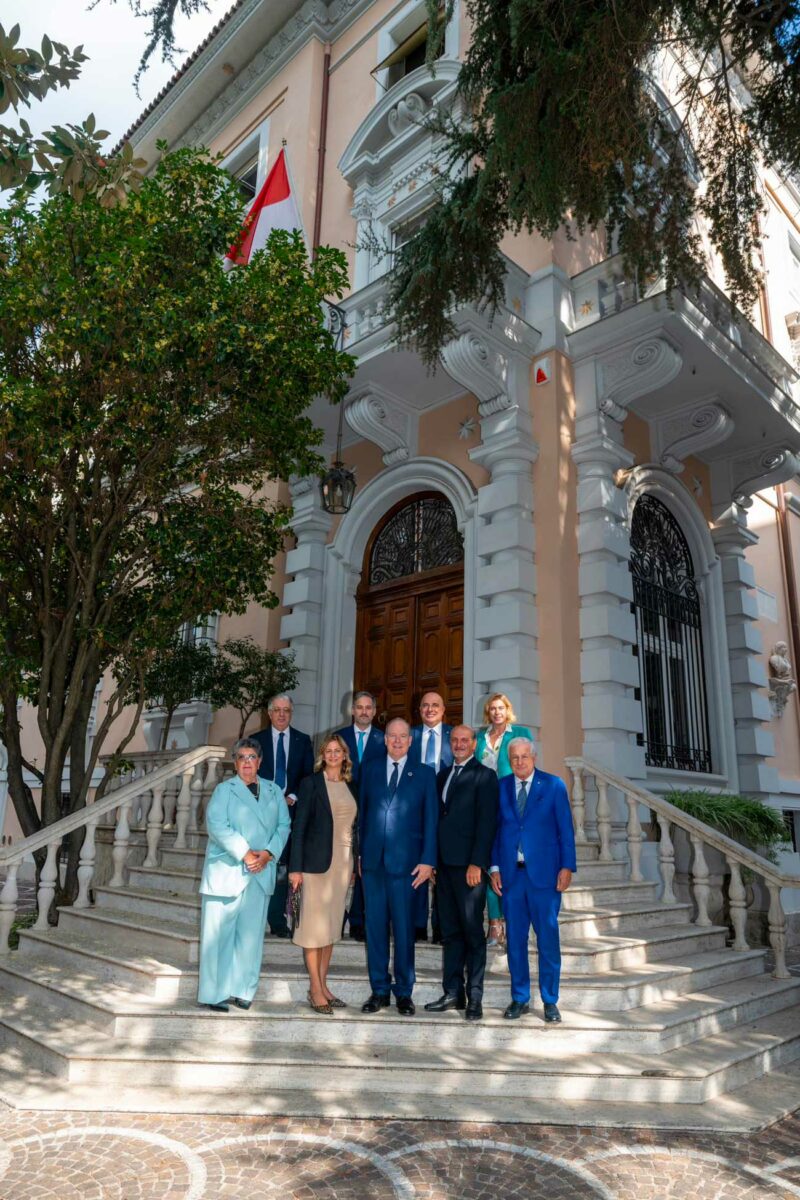 Le prince Albert II visite les plus beaux palais romains et rend ...