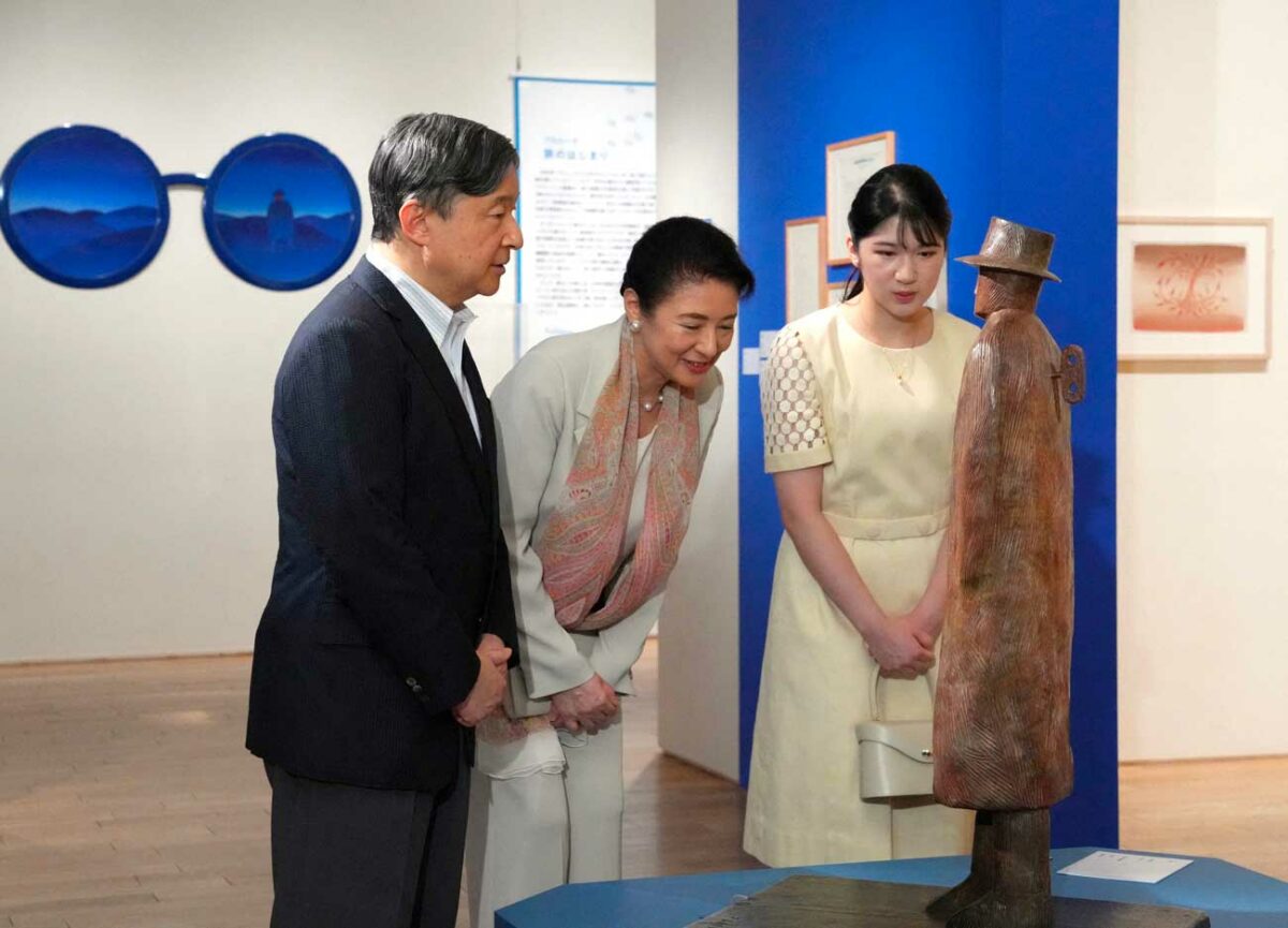 La famille impériale admire les œuvres de Folon à Tokyo