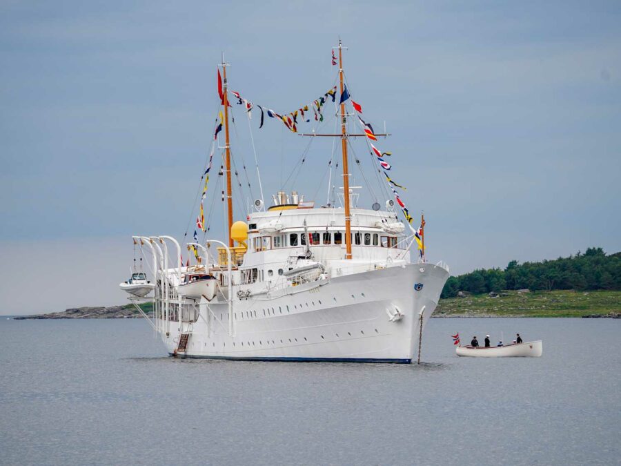 La famille royale de Norvège lance la saison de navigation de son ...