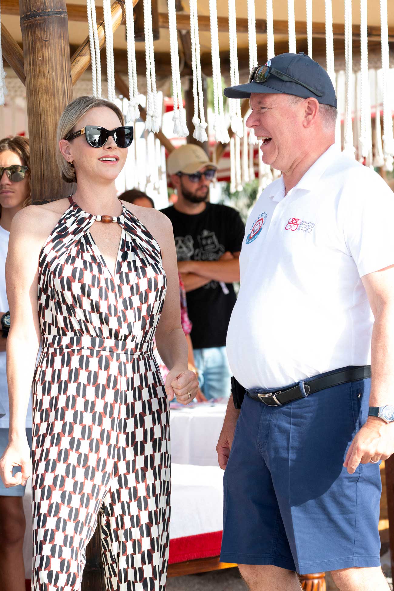 Le prince Albert et la princesse Charlène accueillent les relayeurs de la course en water bike ...