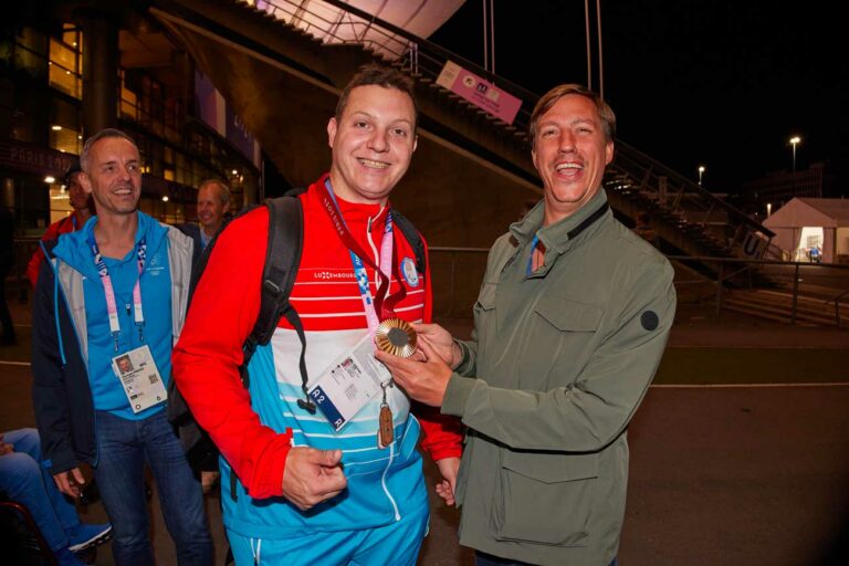 Le couple grand-ducal et Louis de Luxembourg admirent la médaille de ...