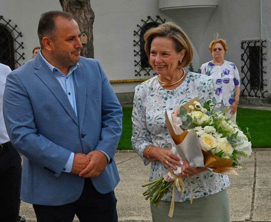 La princesse Sofia fait visiter le palais Elisabeta aux enfants ...