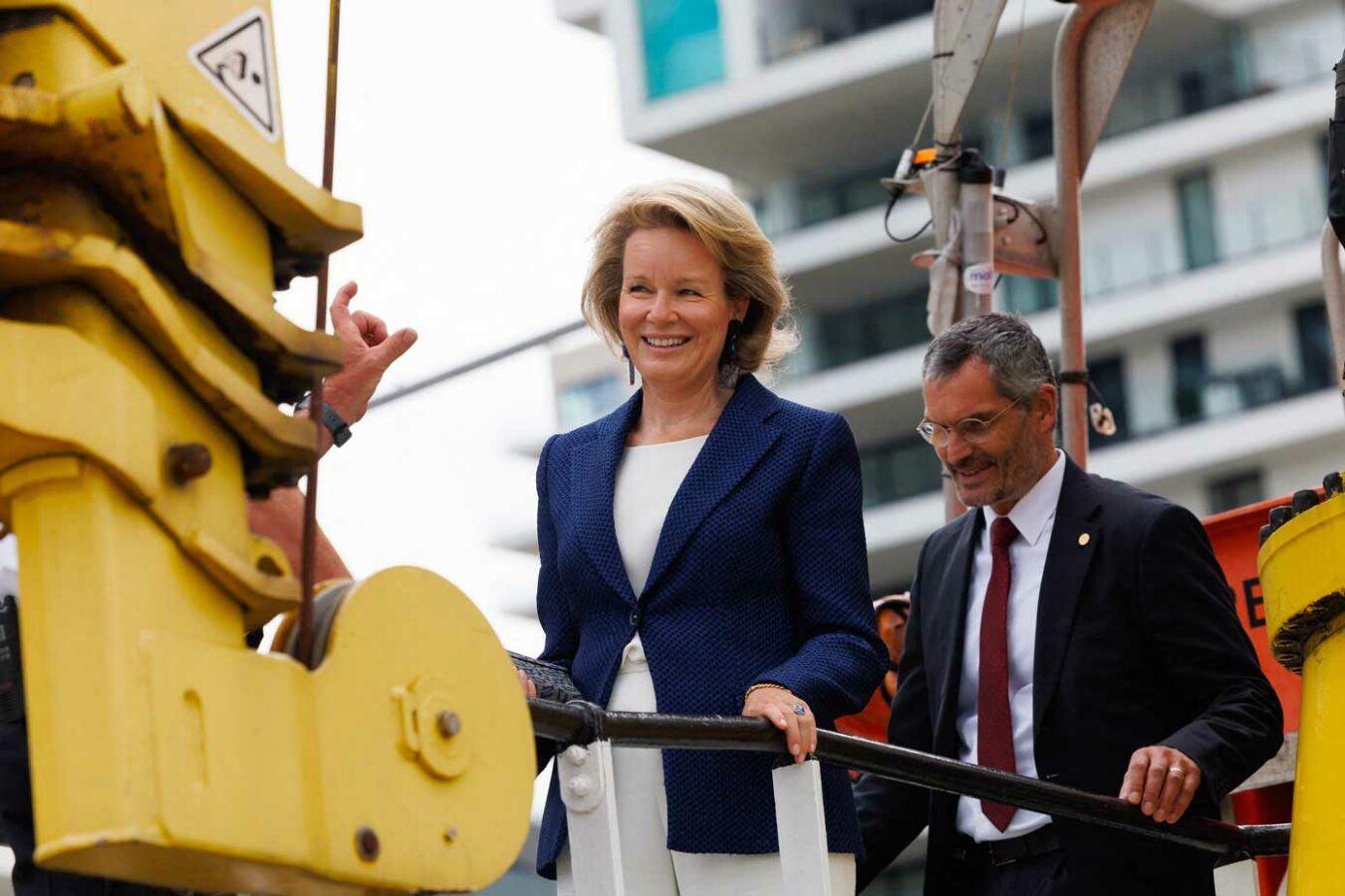 La reine Mathilde en bleu marine pour visiter l'Institut flamand de la mer