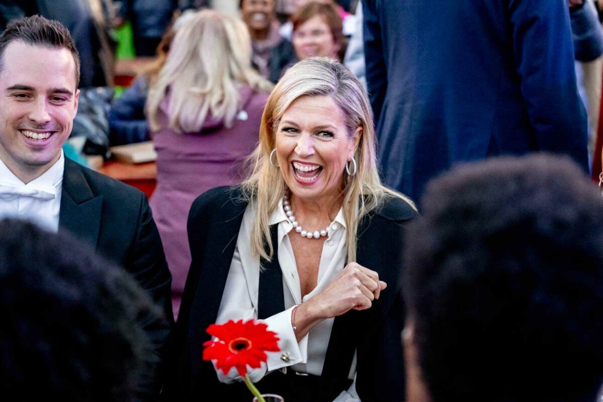 La reine Máxima élégante en Max Mara noir et blanc pour assister à un ...