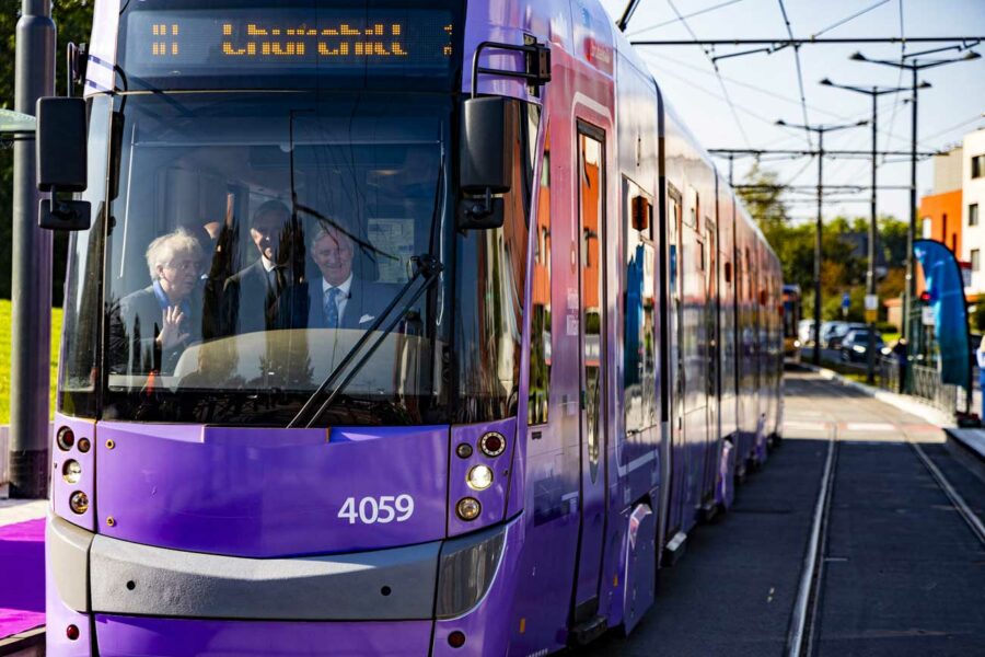 Le roi Philippe conduit la nouvelle ligne de tramway à Bruxelles