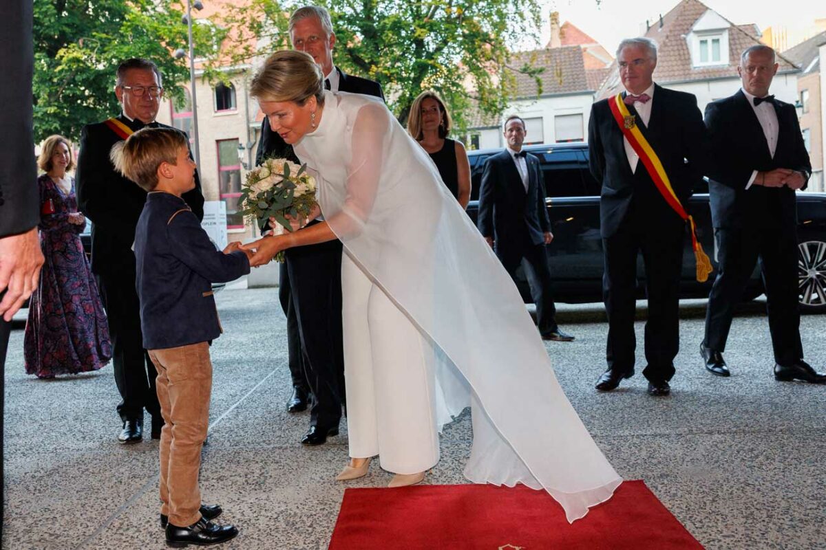 La reine Mathilde en délicatesse et le roi Philippe en smoking lors d ...