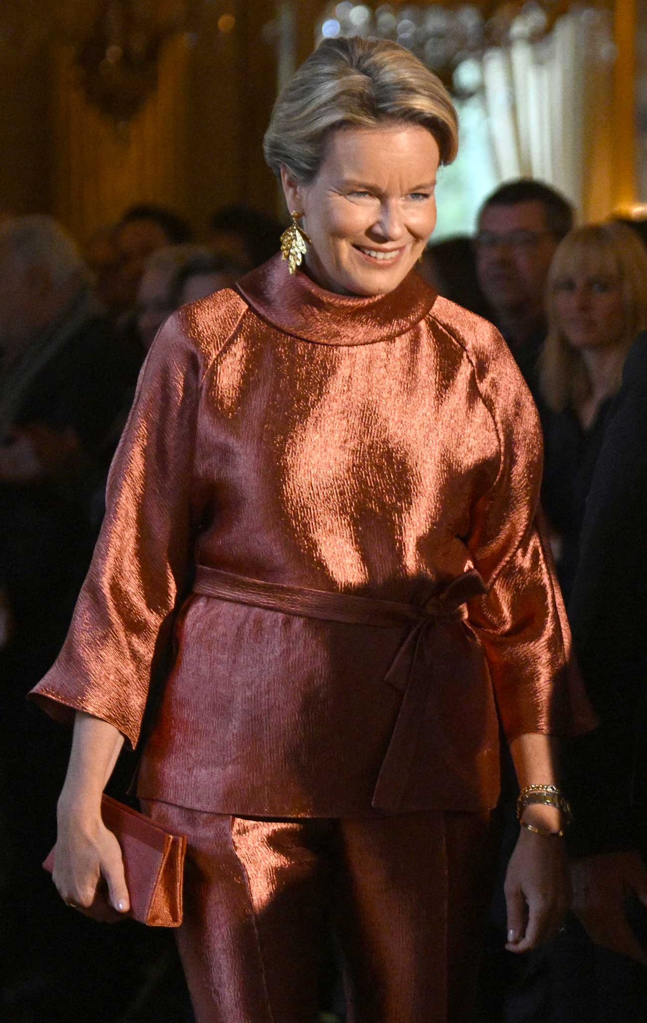 La reine Mathilde irradie dans une tenue cuivrée de chez Natan