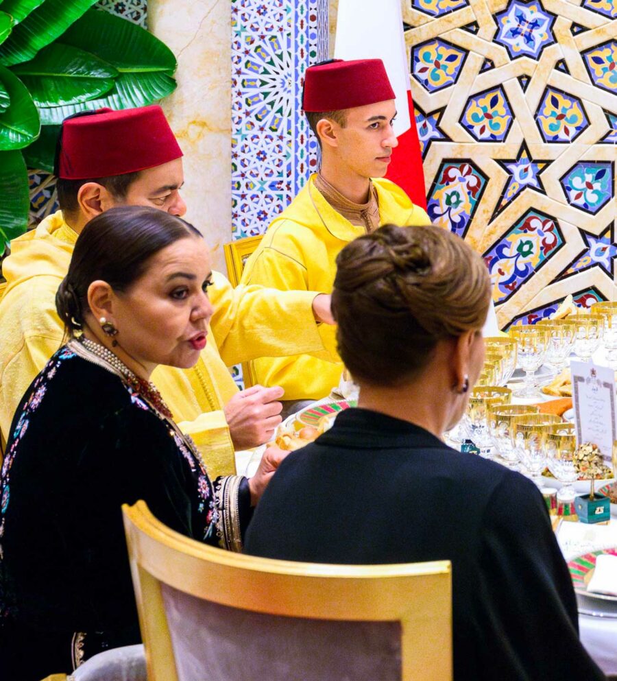 La famille royale du Maroc au complet à table avec Emmanuel et Brigitte Macron pour un dîner ...