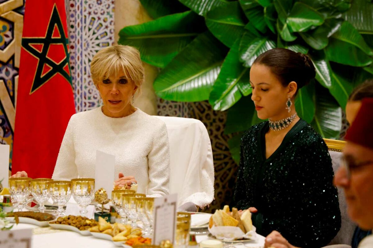 La famille royale du Maroc au complet à table avec Emmanuel et Brigitte Macron pour un dîner ...