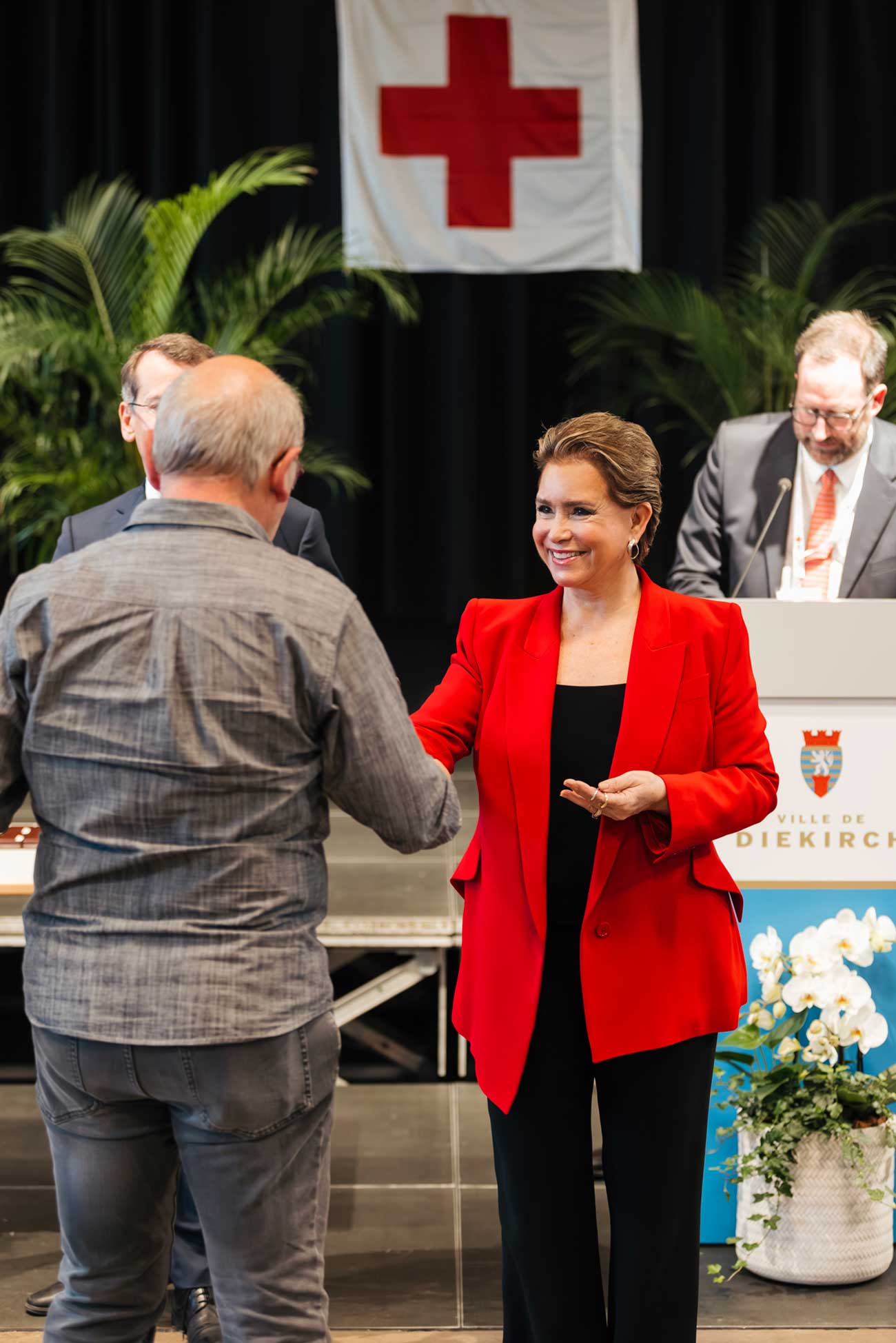 La grande-duchesse Maria Teresa distingue des donneurs de sang méritants
