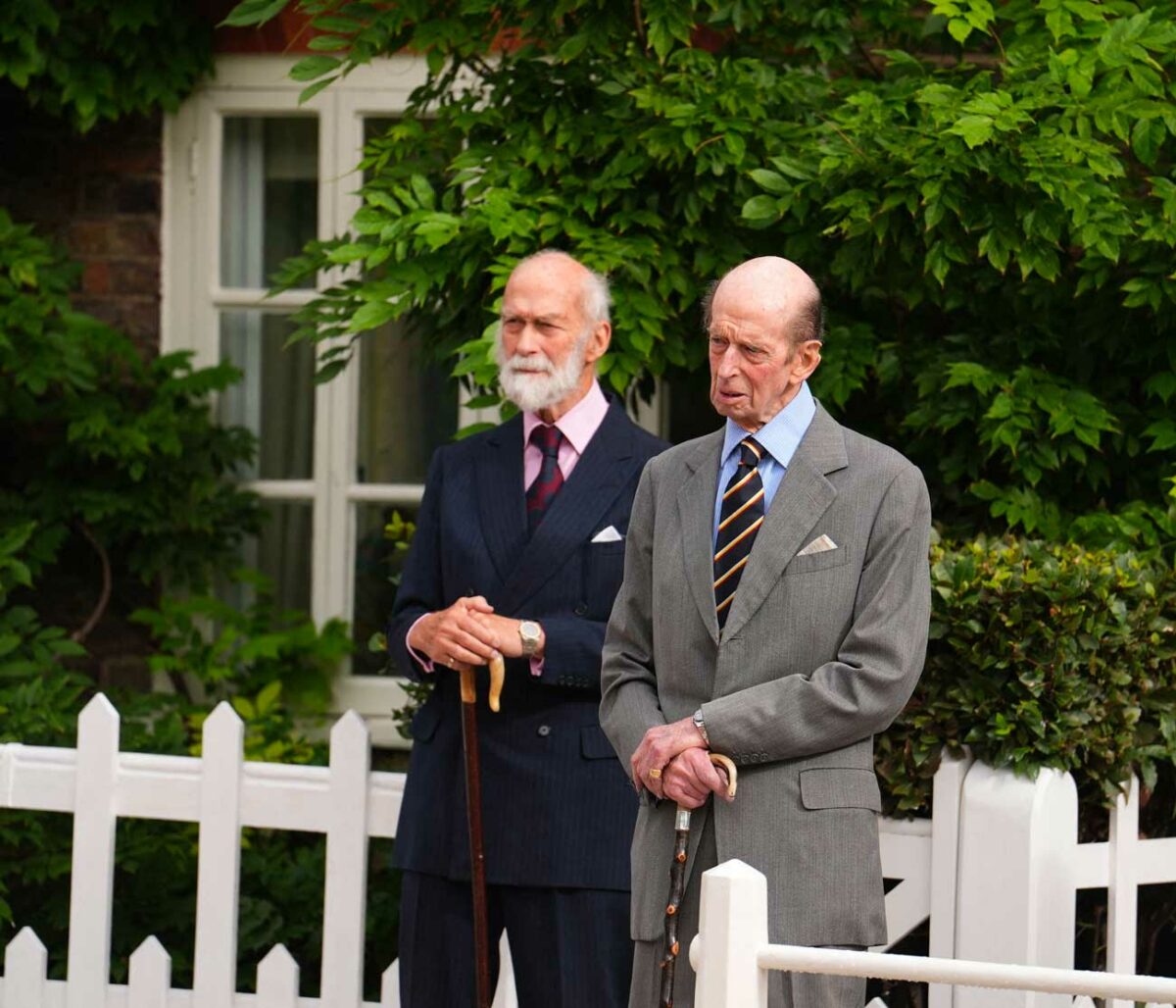 Apparition surprise duc de Kent avec son épouse pour fêter ses 89 ans au son de la cornemuse ...