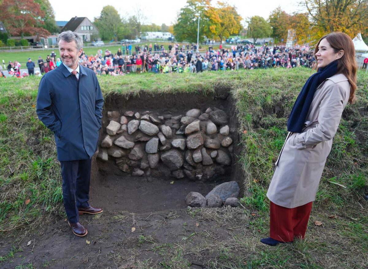 Le roi Frederik X visite le berceau des familles royales et rencontre ...