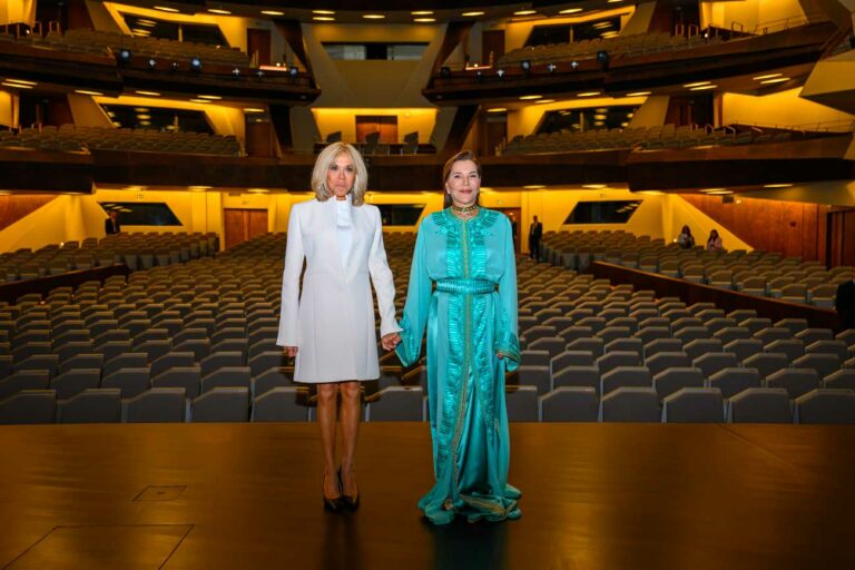 La princesse Lalla Hasnaa main dans la main avec Brigitte Macron pour ...