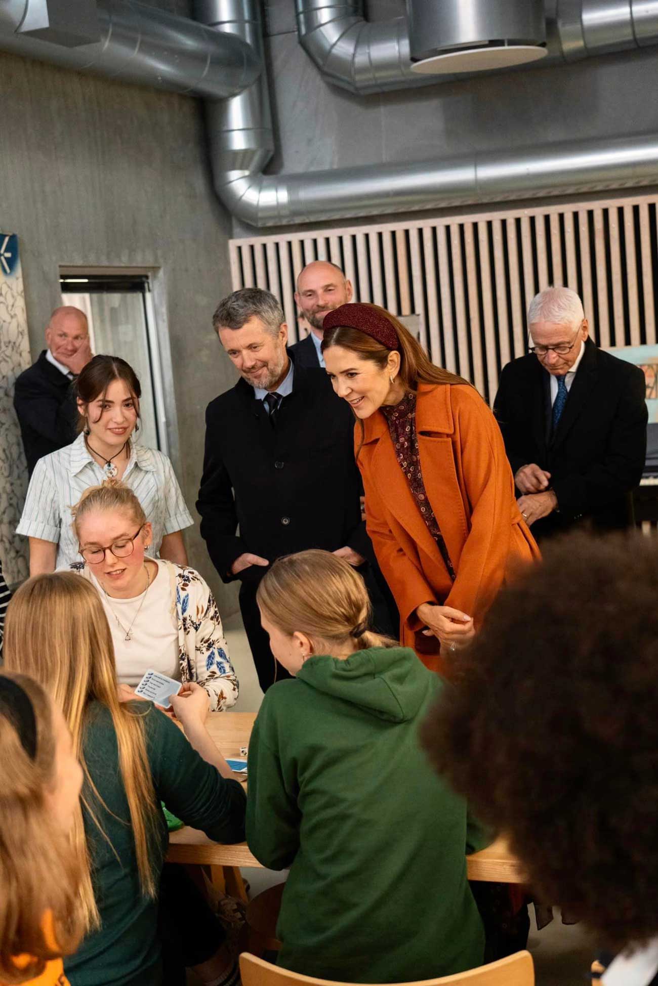 La reine Mary aux couleurs automnales pour célébrer les 750 ans de Holstebro avec le roi Frederik X