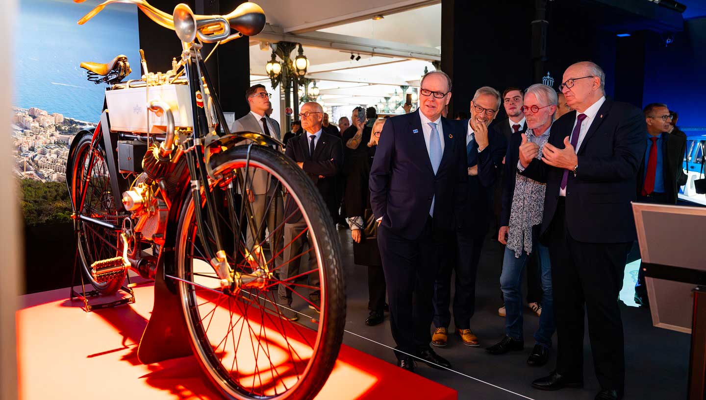 Le prince Albert II prête des voitures de sa collection privée à un ...