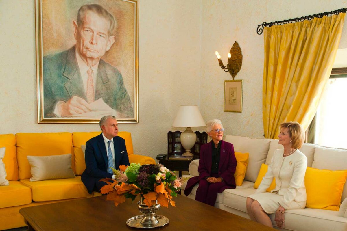 La princesse Muna de Jordanie accueillie au palais Elisabeta par ...