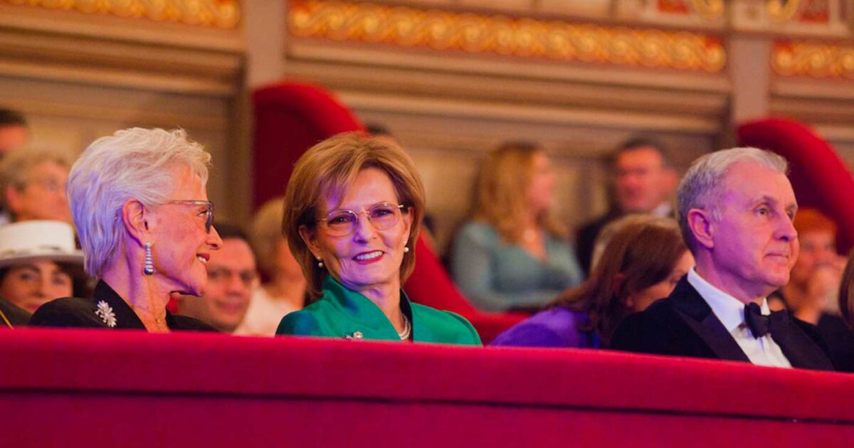 La princesse Muna rejoint la famille royale de Roumanie au concert ...