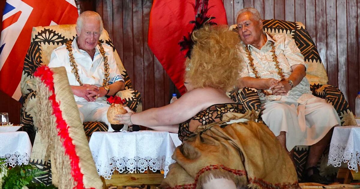 Le souverain samoan accueille le roi Charles III lors d'une ...