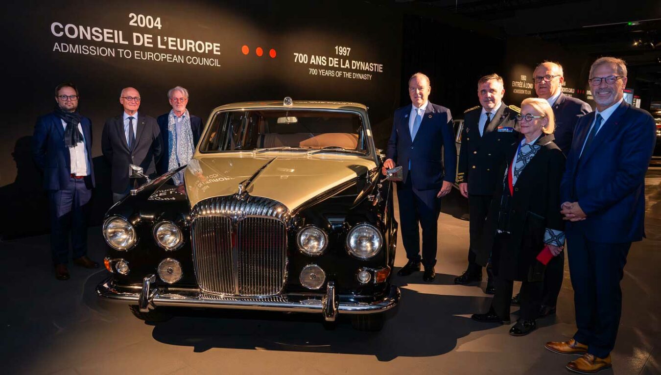 Le prince Albert II prête des voitures de sa collection privée à un ...