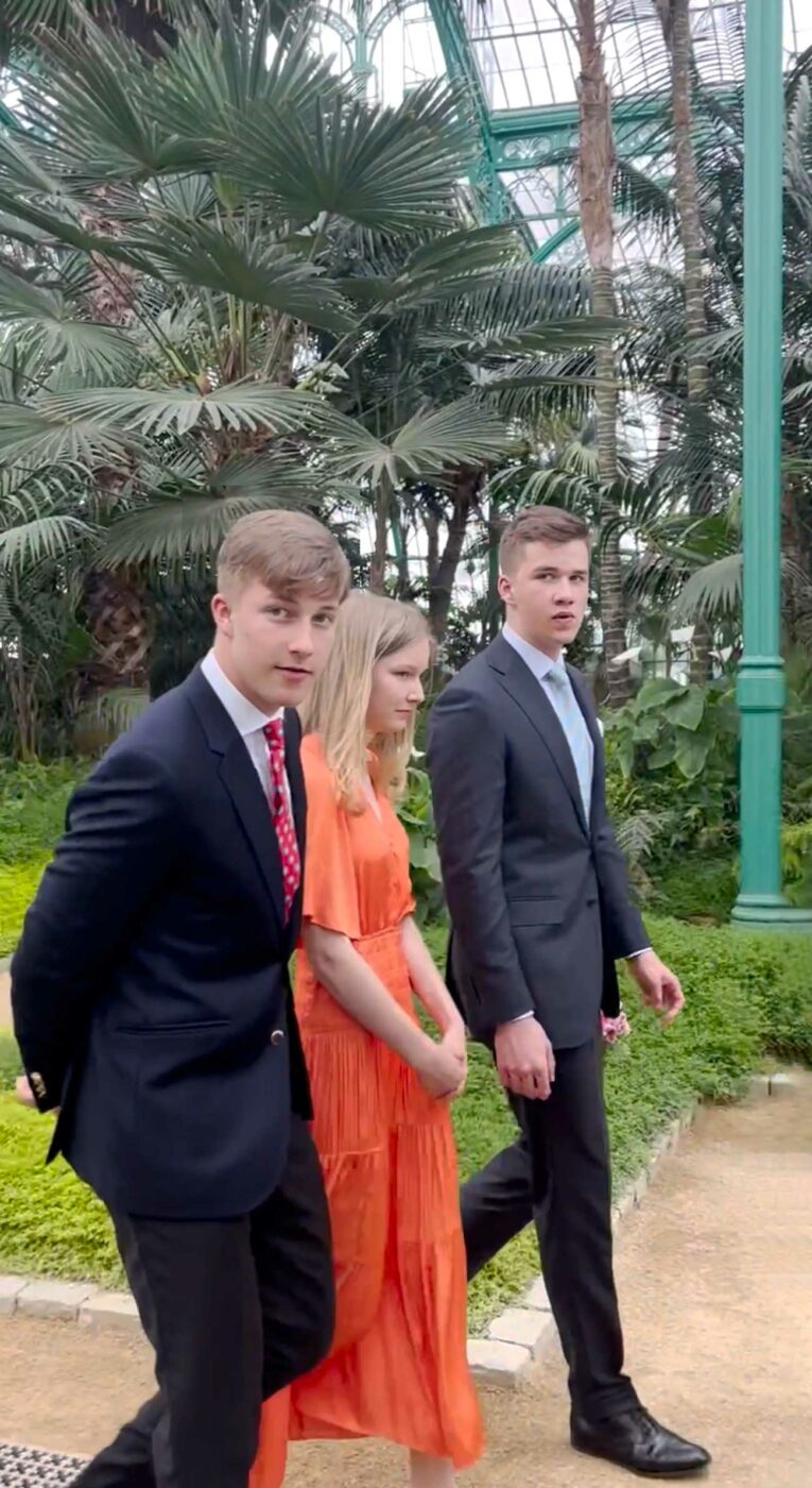 Le prince Emmanuel pose dans les Serres royales pour ses 19 ans