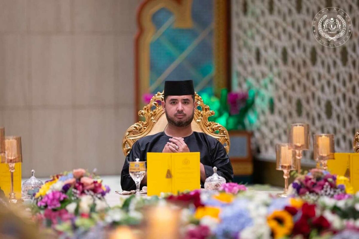 Le nouveau roi de Malaisie en visite d'État chez son voisin le sultan ...
