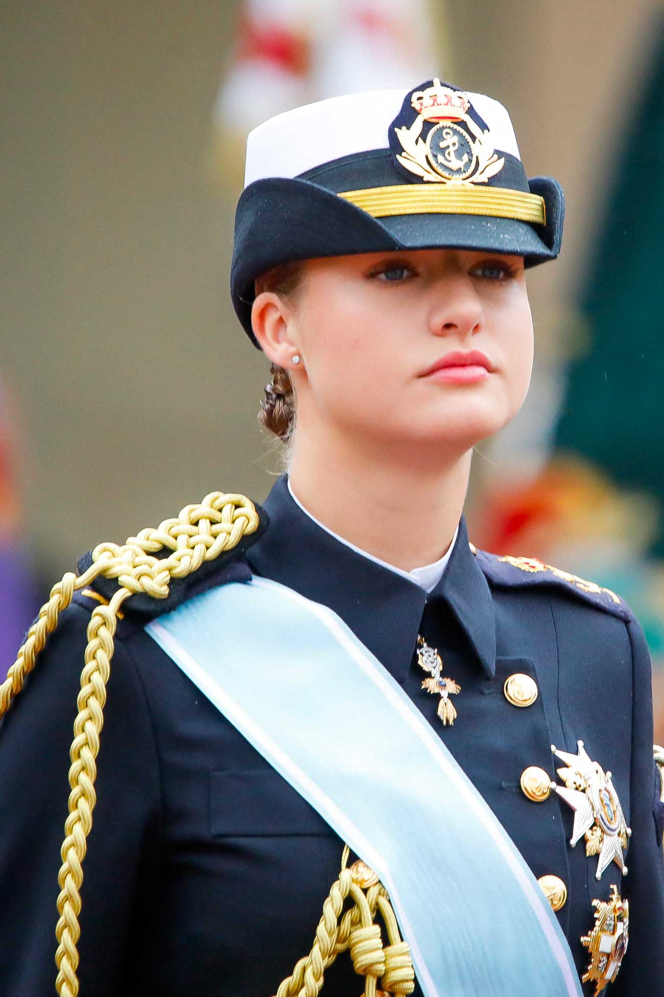 La princesse Leonor en uniforme de gala de la Marine pour la première ...