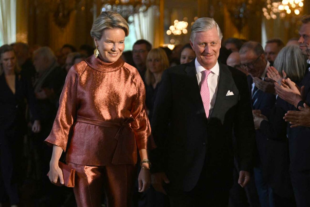 La reine Mathilde irradie dans une tenue cuivrée de chez Natan