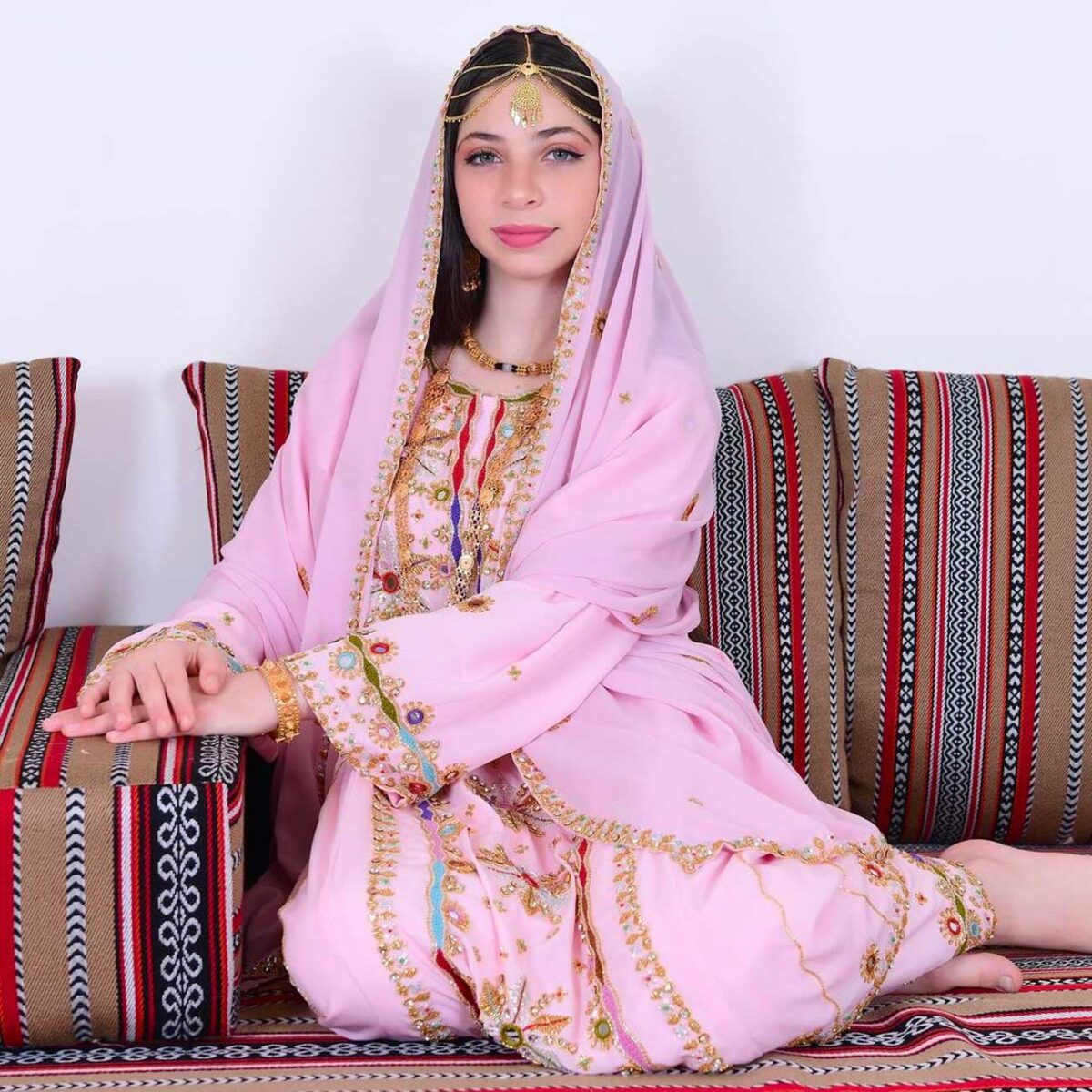 La jeune princesse Malak d'Oman gracieuse en tenue traditionnelle avec ...