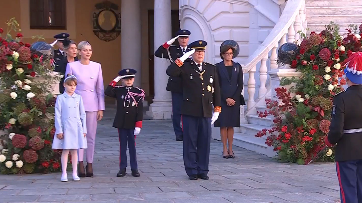 Le prince Albert II décore la force publique en présence des Grimaldi réunis au complet pour la ...