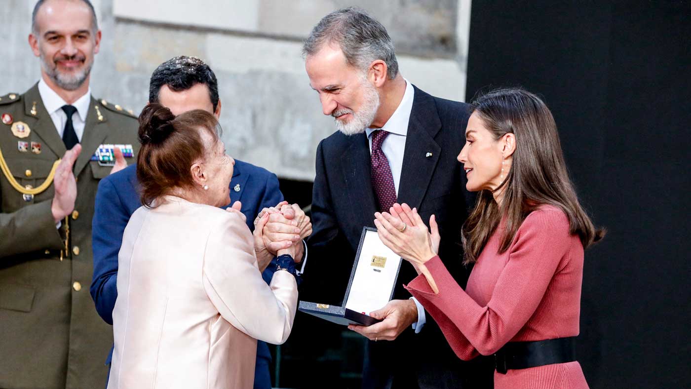 Le roi Felipe et la reine Letizia remettent les médailles d'or du ...