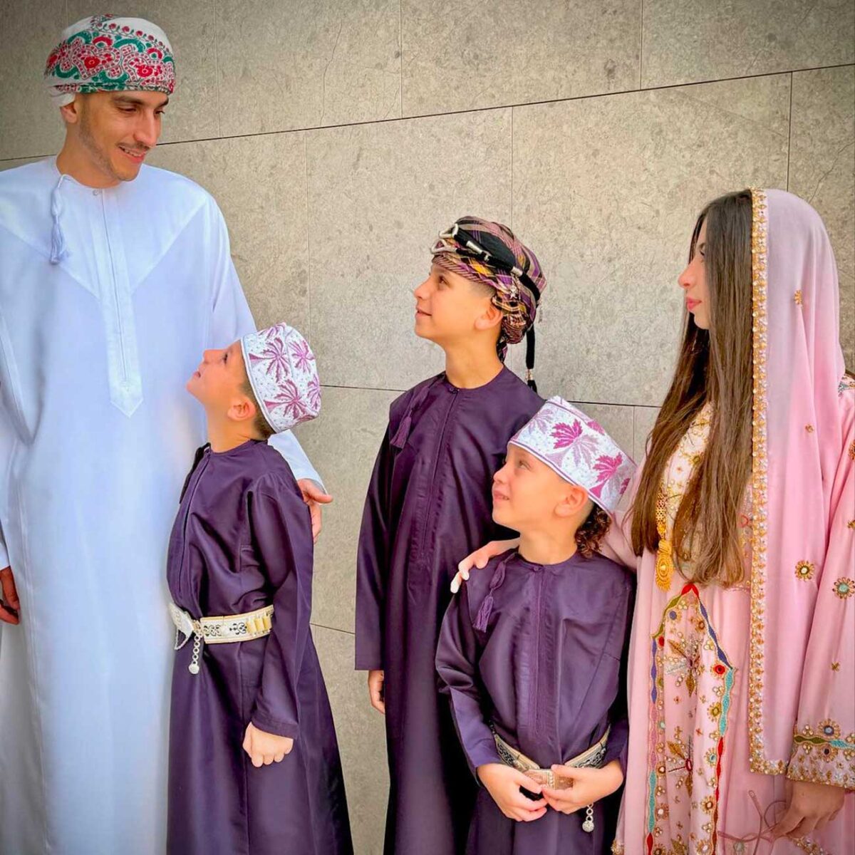 La jeune princesse Malak d'Oman gracieuse en tenue traditionnelle avec ...