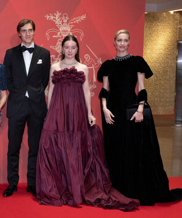 La princesse Caroline scintille aux côtés de ses enfants glamours au gala de la fête nationale ...