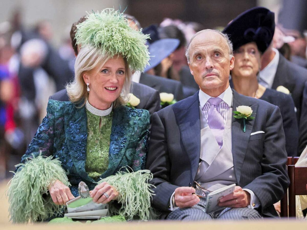 La princesse Astrid exporte une de ses robes à plumes d'autruche au Brésil