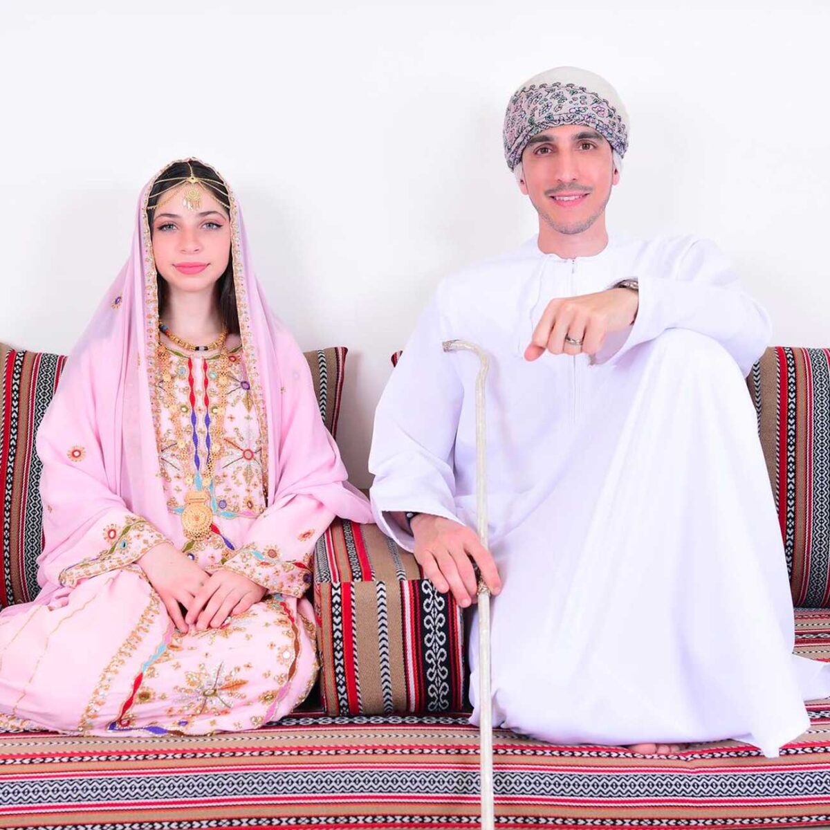 La jeune princesse Malak d'Oman gracieuse en tenue traditionnelle avec ...