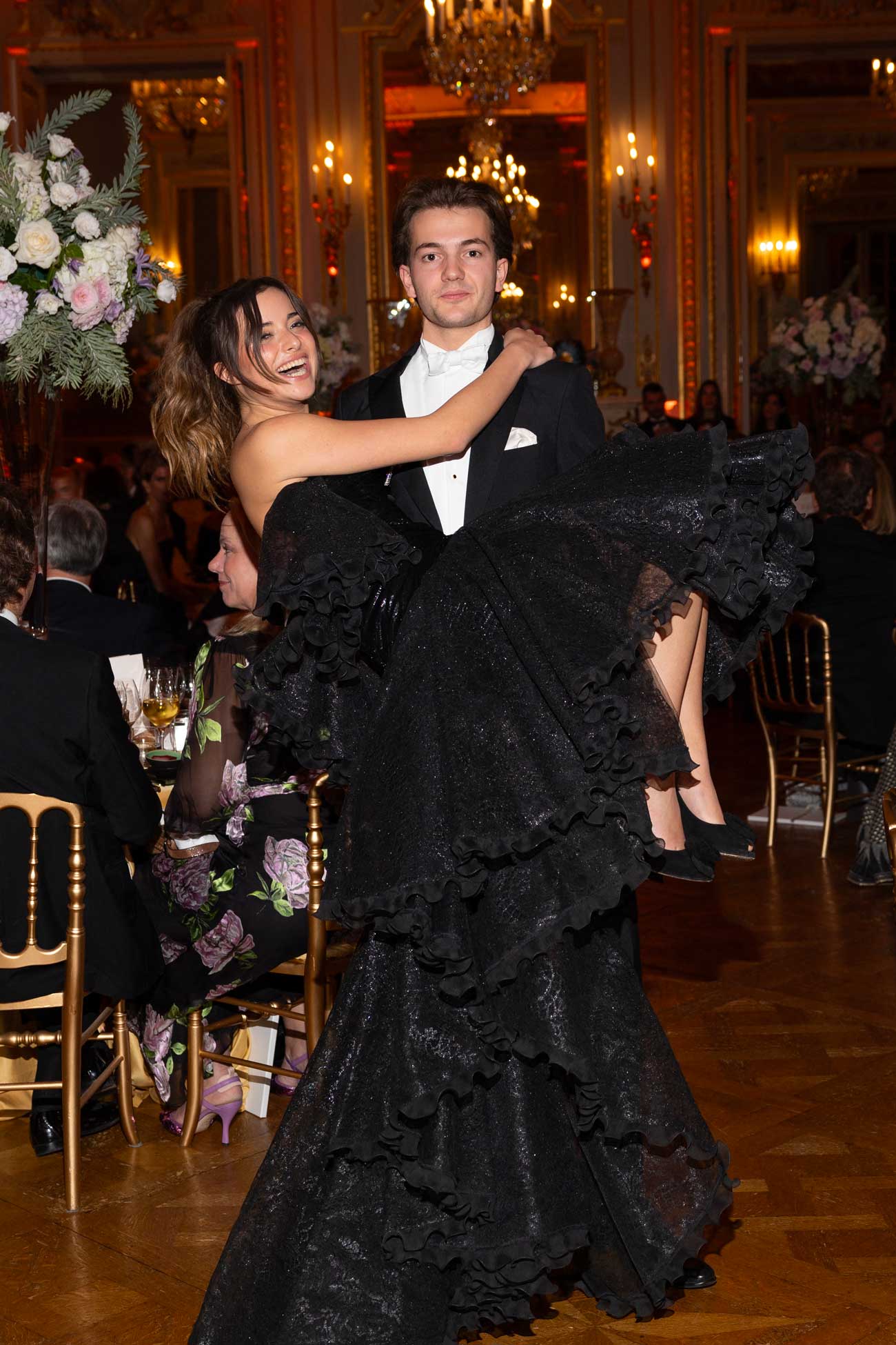 La comtesse Alienor Loppin de Montmort portée par le comte Rodolphe de ...